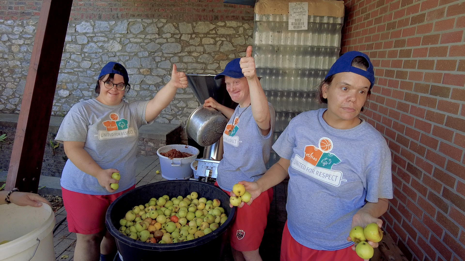 C'est la saison des jus de pomme au Bois Roussel à Montigny-le-Tilleul. Rencontre avec l'équipe ...